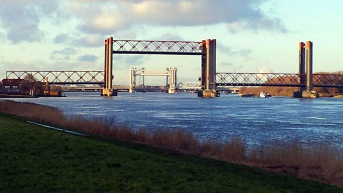 Spijkenisserbrug: wisselstrook voorlopig met hand bediend - Rijnmond