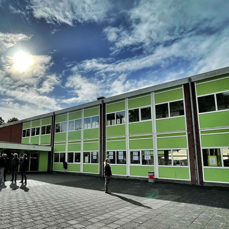 700 oud-leerlingen en een zwerfkei keren terug naar middelbare school ...