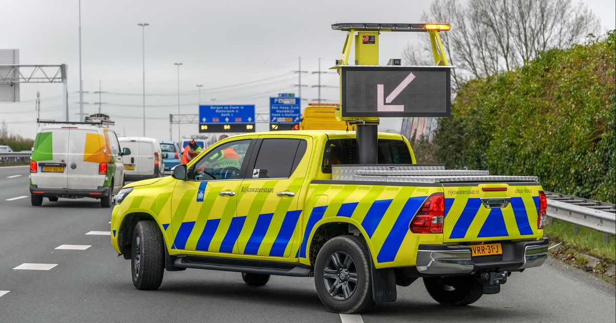 Flinke vertraging op A76 nadat voertuig tegen geleiderail botst - L1 Nieuws