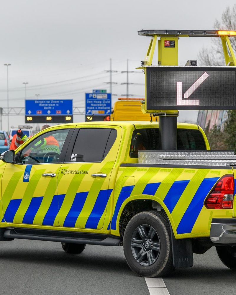 Flinke vertraging op A76 nadat voertuig tegen geleiderail botst - L1 Nieuws