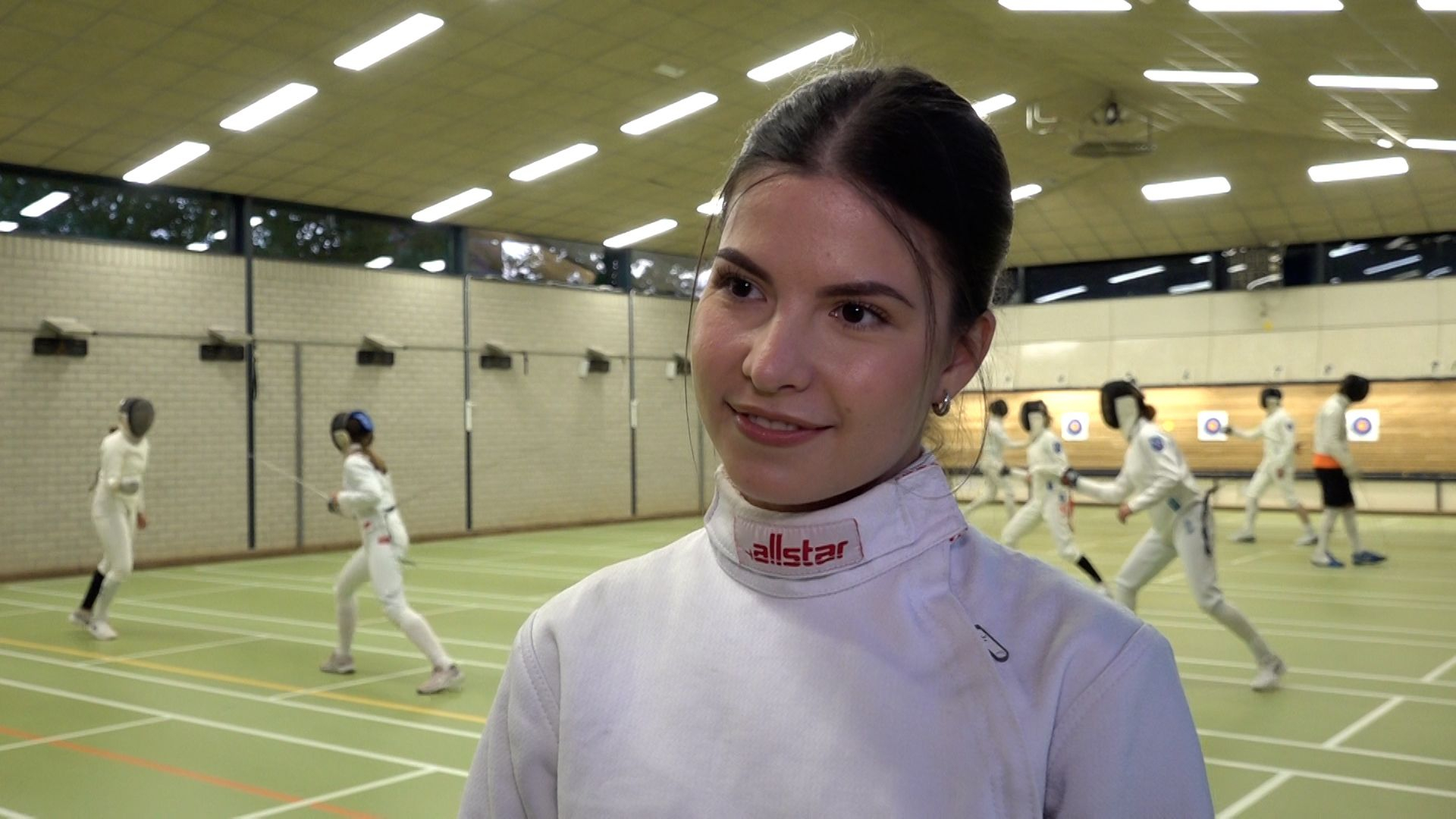 Ramina kwam als vluchteling, nu droomt ze van olympisch goud - Omroep ...