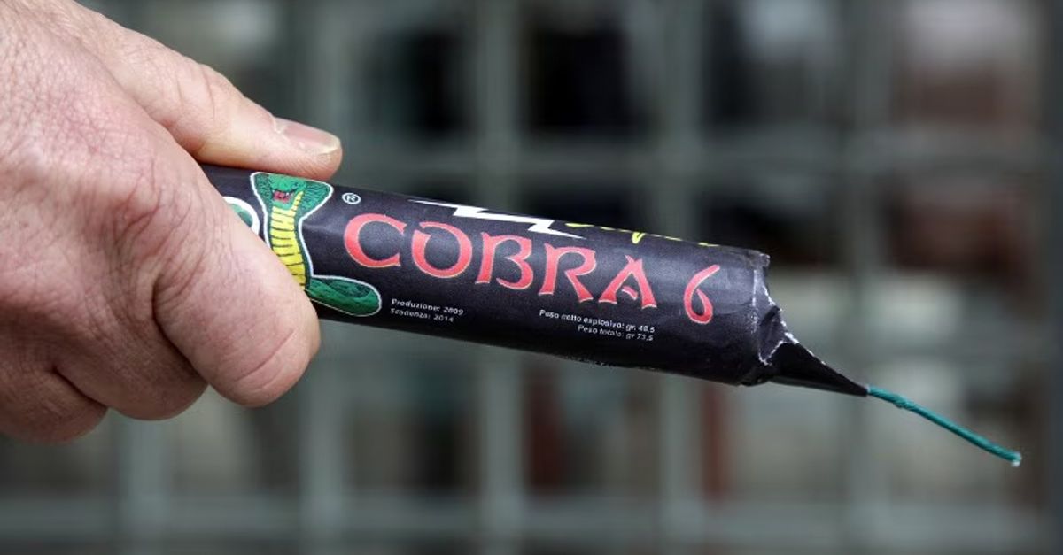 Cobra's in een woonwijk: politie vindt 30 kilo zwaar vuurwerk in woning ...