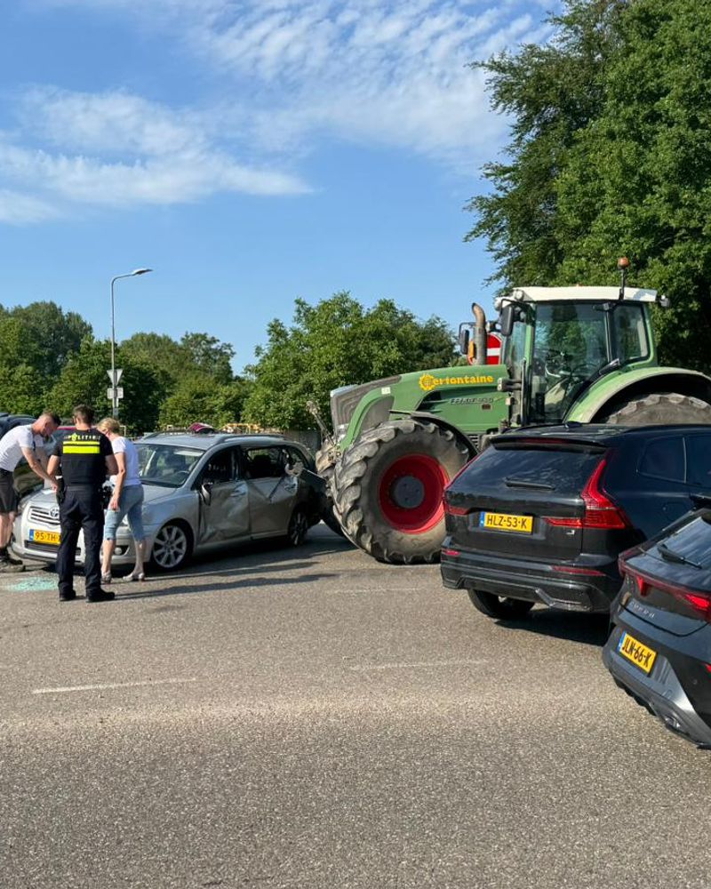 Tractor en auto botsen op kruising in Nuth - L1 Nieuws