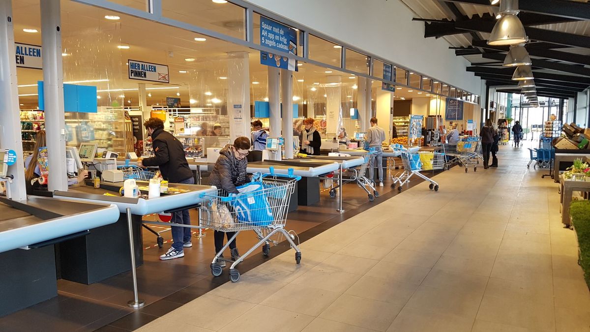 Medewerkers Albert Heijn Paterswolde achter plastic, extra schoonmaak ...