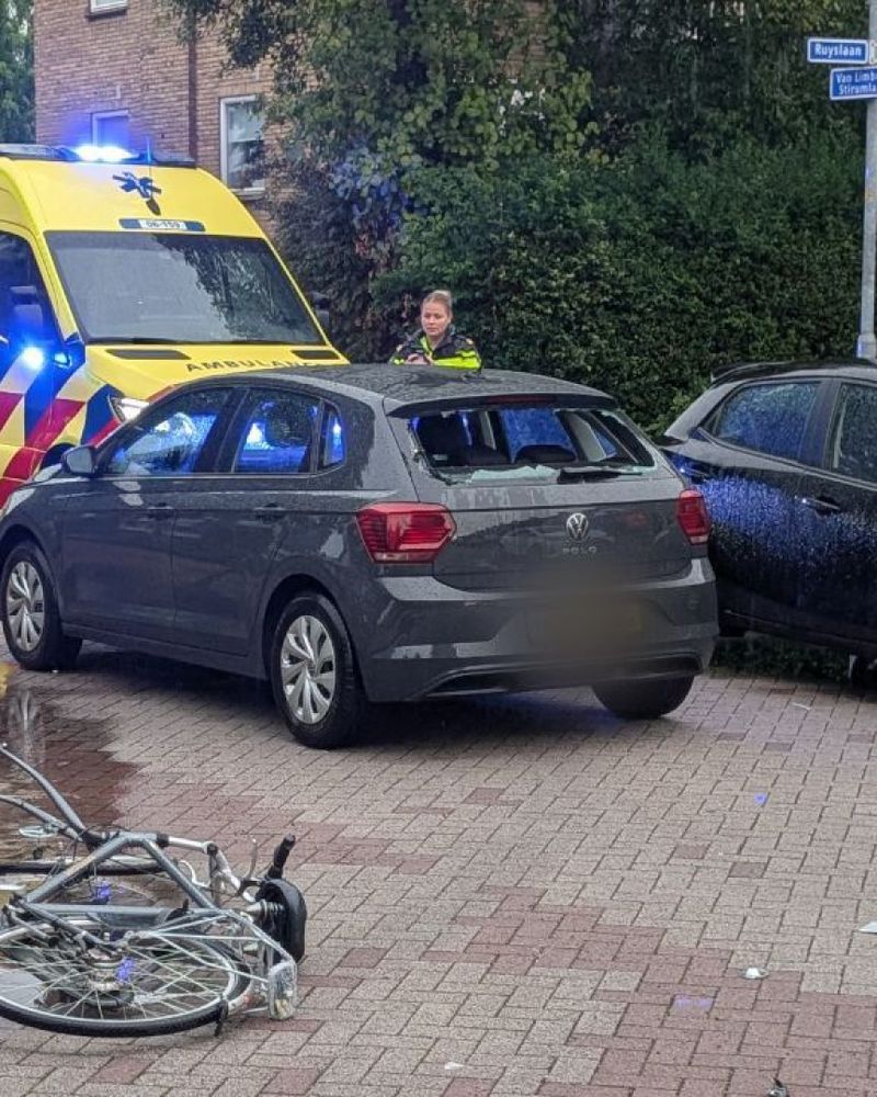 Fietser (18) zwaargewond na frontale botsing - Omroep Gelderland