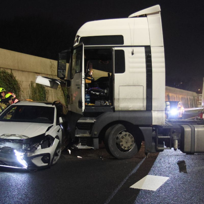 Snelweg dicht na ongeluk met vrachtwagen en twee auto's, reparatie vangrail duurt nog uren ...