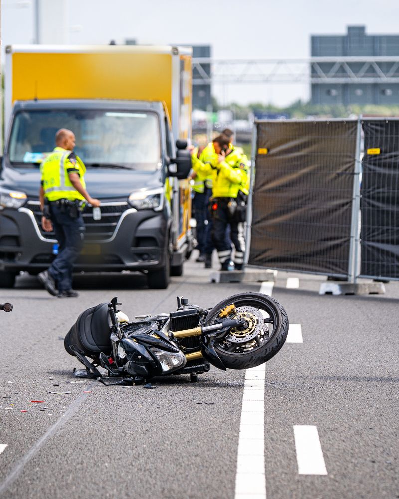 Overleden motorrijder die in botsing kwam met vrachtwagen was 26 jaar - Rijnmond