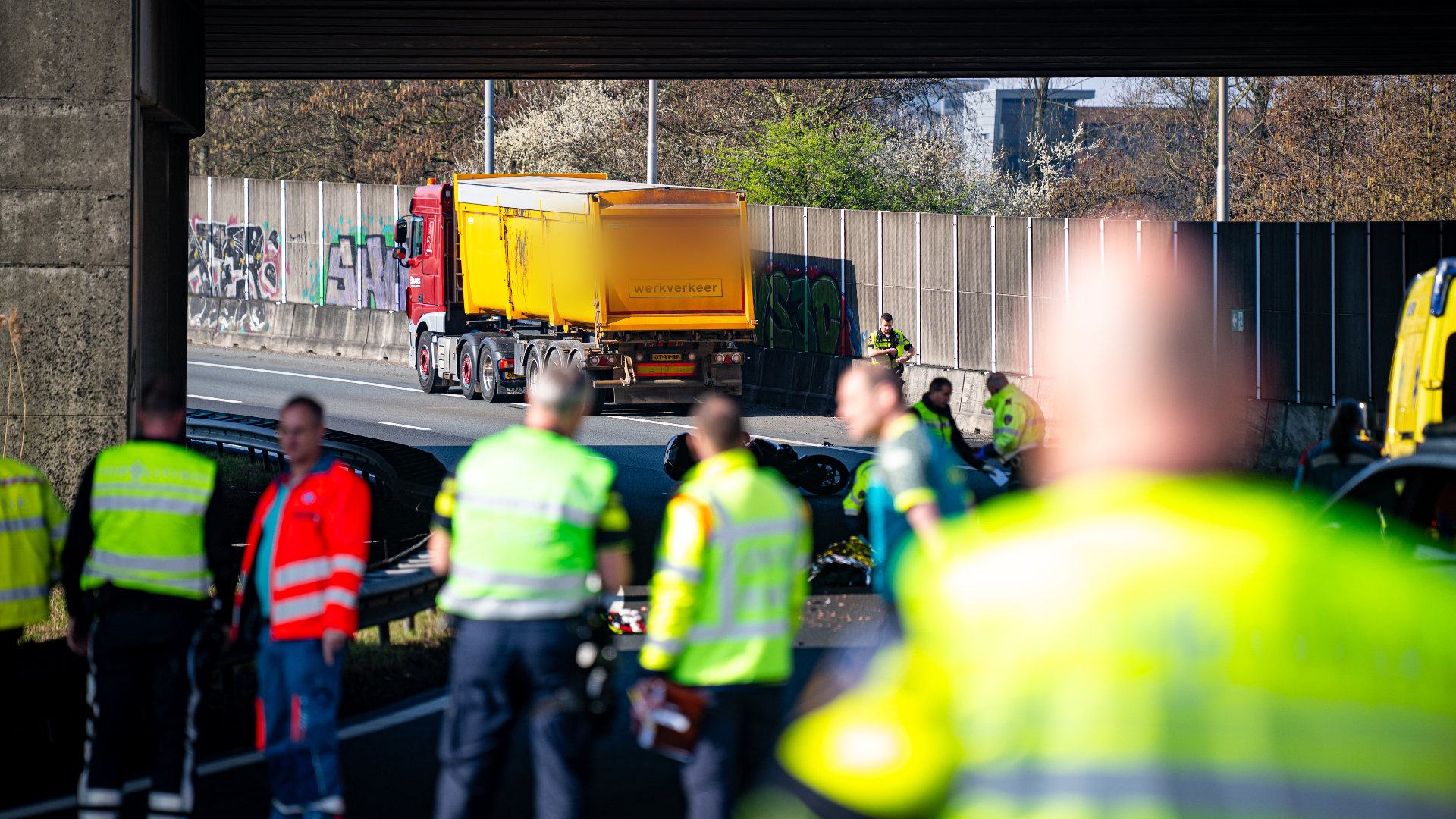 Twee motorrijders verongelukt na aanrijding met vrachtwagen - Rijnmond