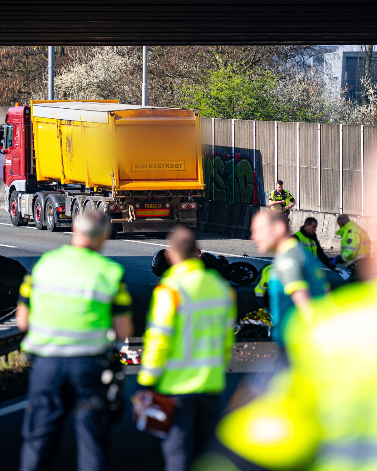 Twee motorrijders verongelukt na aanrijding met vrachtwagen - Rijnmond