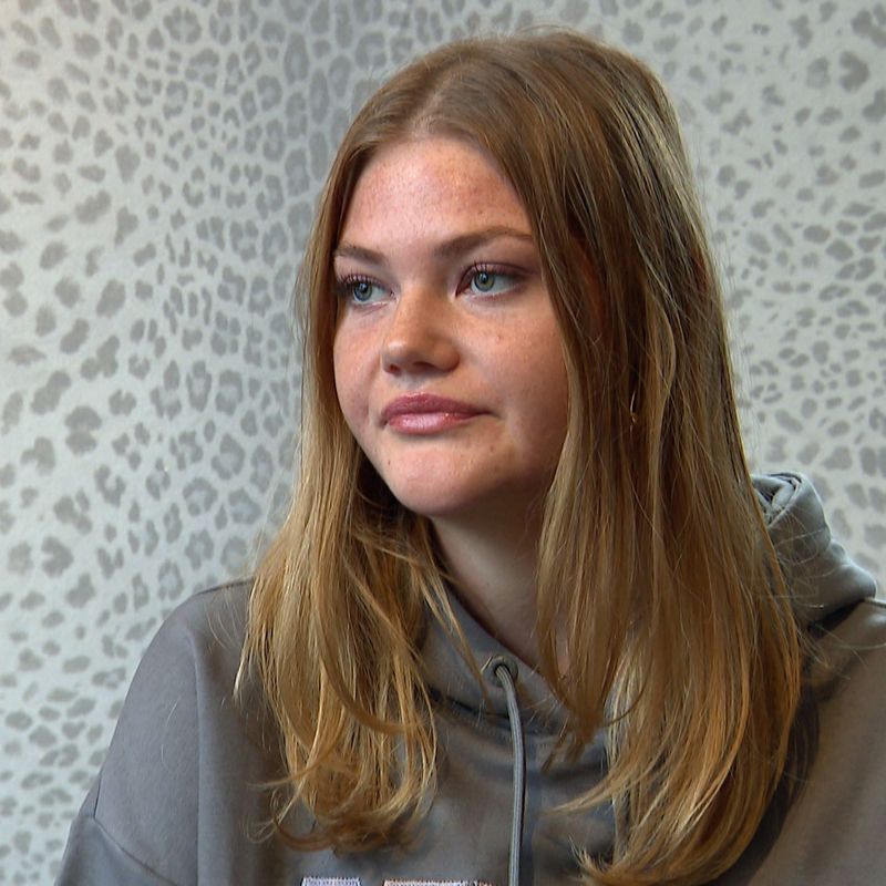 Na jaren zonder familie en nul vrienden, vliegt Chimène (21 ...