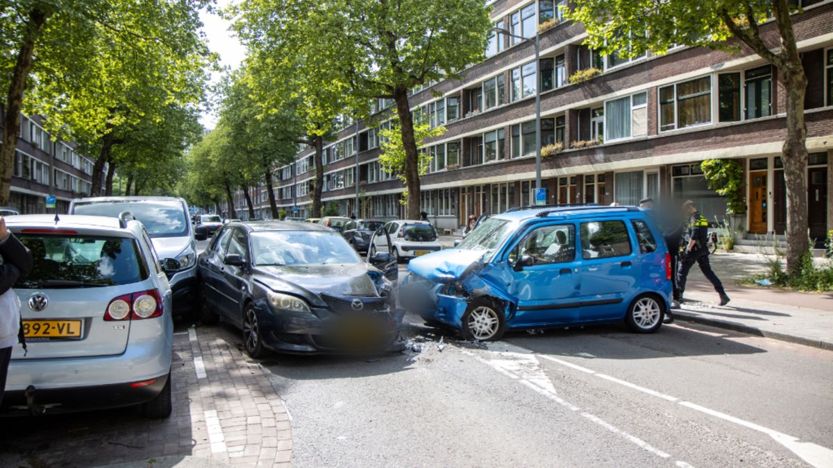 Schade aan meerdere auto's nadat auto door straat scheurt | Politie ...
