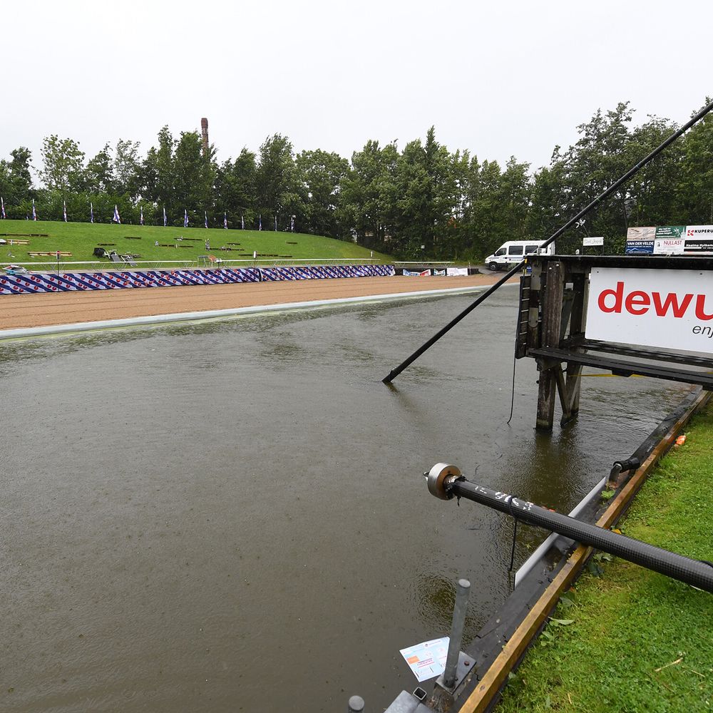 Harde wind blaast polsstokken alle kanten op, Tweekamp fierljeppen ...
