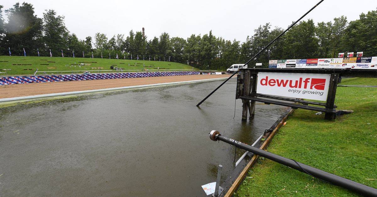 Harde wind blaast polsstokken alle kanten op, Tweekamp fierljeppen ...