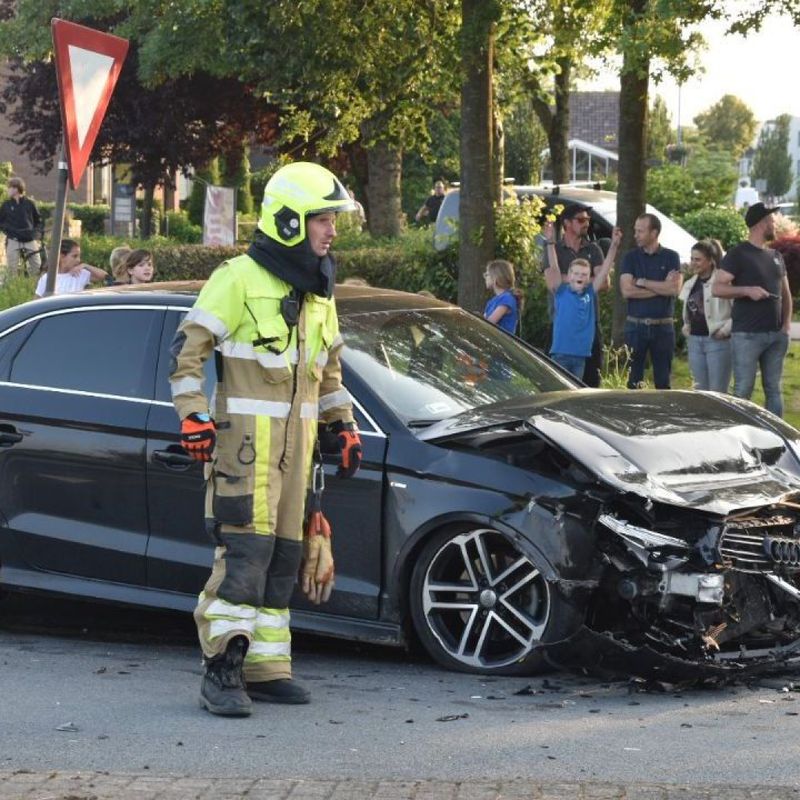 Veel schade bij botsing, één gewonde - Omroep Gelderland