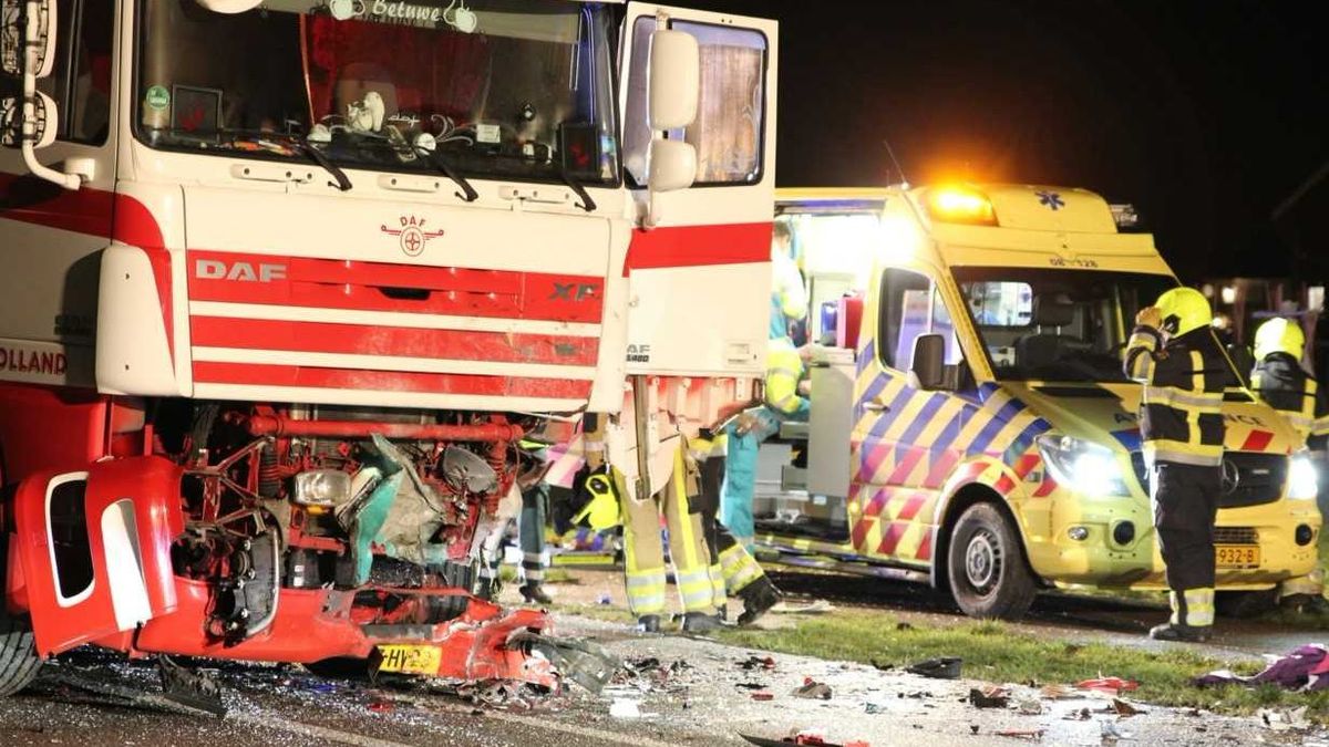Dode en zwaargewonde bij frontale botsing op N320 - Omroep Gelderland
