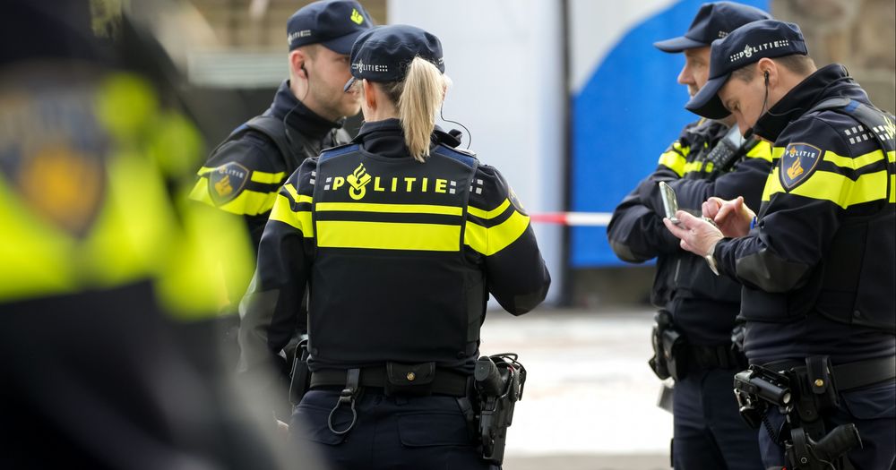 Politieagent krijgt klap in gezicht tijdens Koningsdag - Omroep West