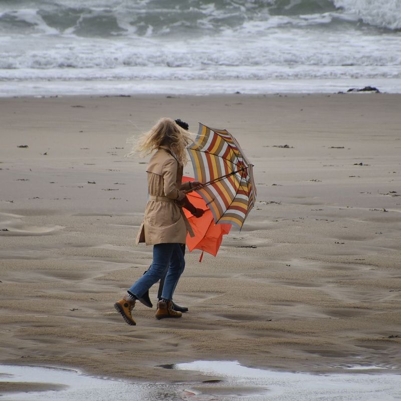 Harde windstoten en flinke buien verwacht, KNMI kondigt code geel af - Omroep Zeeland