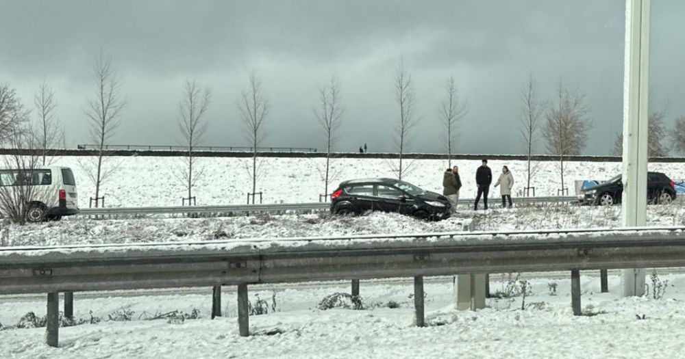 Auto vliegt uit de bocht en belandt in de berm - Rijnmond