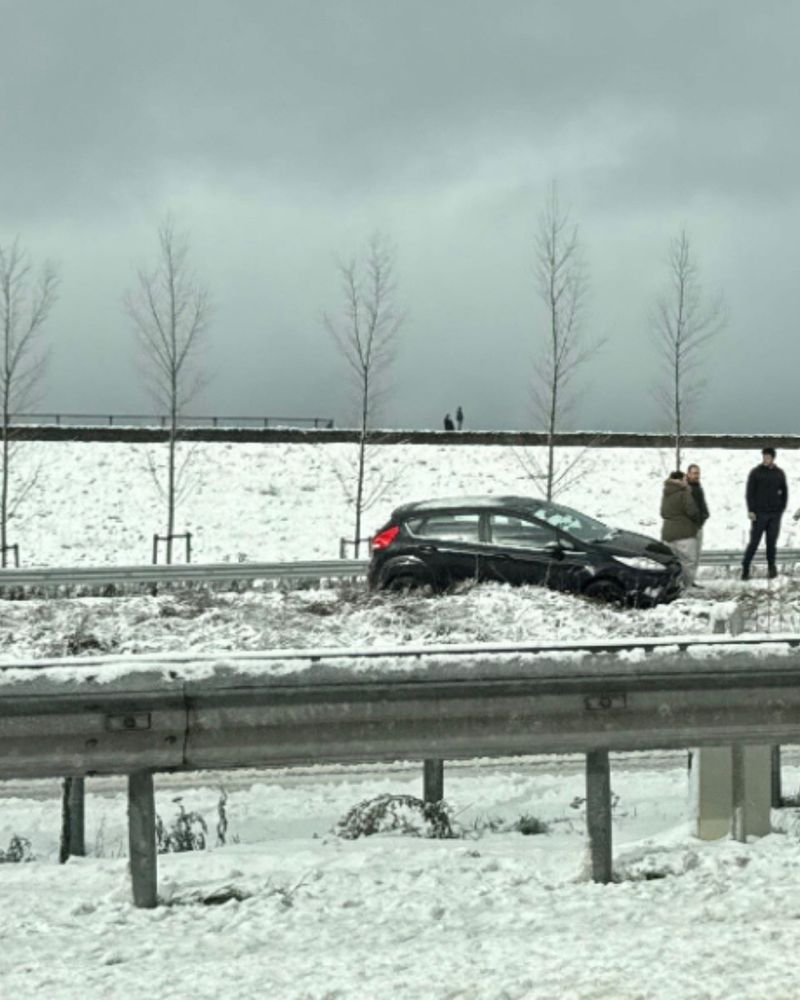 Auto vliegt uit de bocht en belandt in de berm - Rijnmond