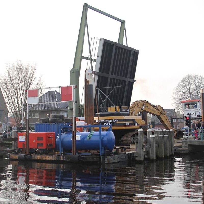 Ponton vast tussen brug Daarlerveen - Oost