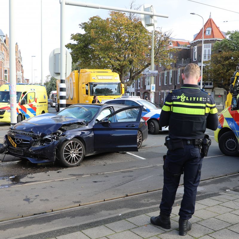 112-nieuws | Gewonde bij aanrijding op kruispunt - Auto rijdt fietser aan op rotonde - Omroep West