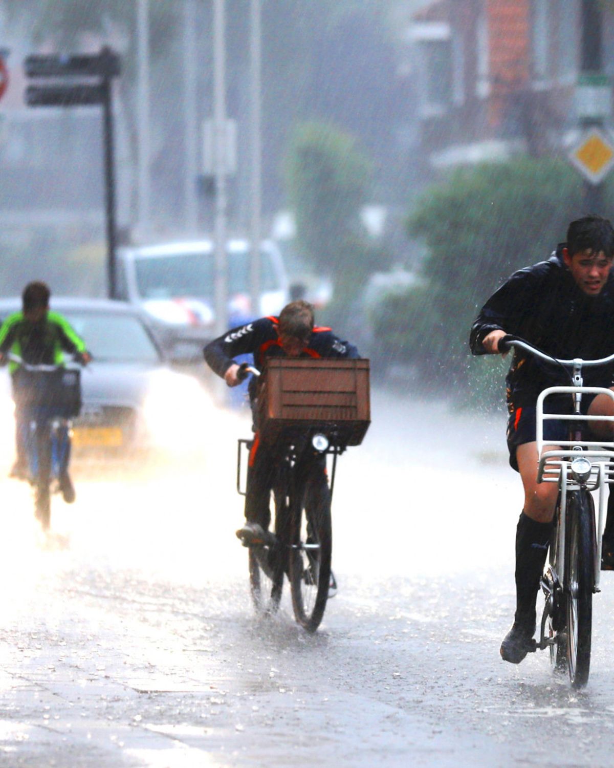 Hagel, veel regen, stevig onweer en zware windstoten in aantocht; KNMI waarschuwt - Omroep West