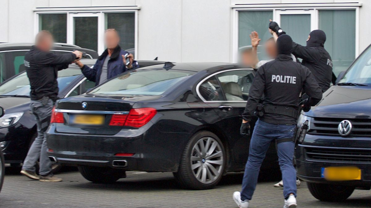 Bekijk hier spectaculaire beelden van inval in bedrijfspand Den Haag ...