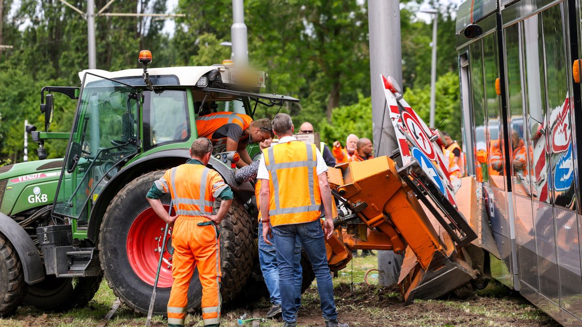 Slechte dag voor grasmaaiers: eentje rijdt de sloot in, de ander botst ...