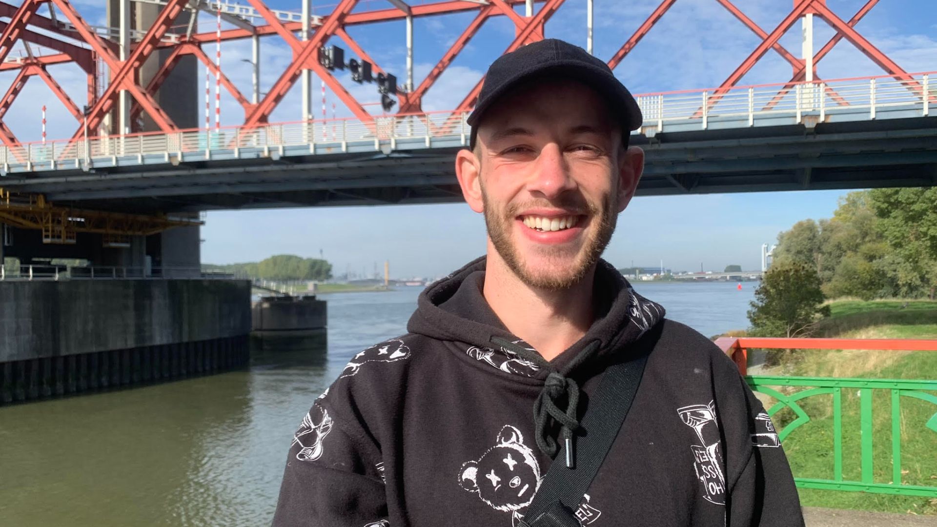 De politie vindt het niet zo leuk als Devin (27) op de Willemsbrug ...