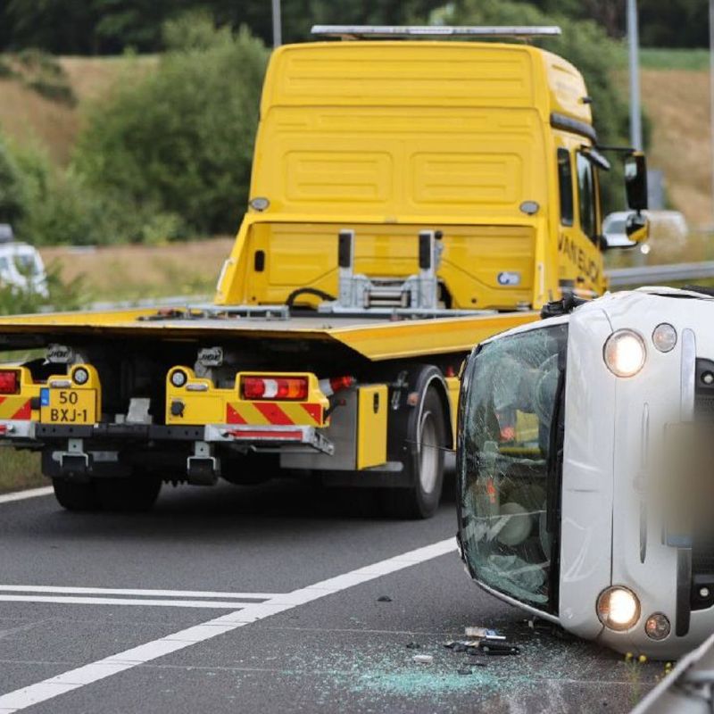 Auto op kant op A50 • boom waait op woning - Omroep Gelderland