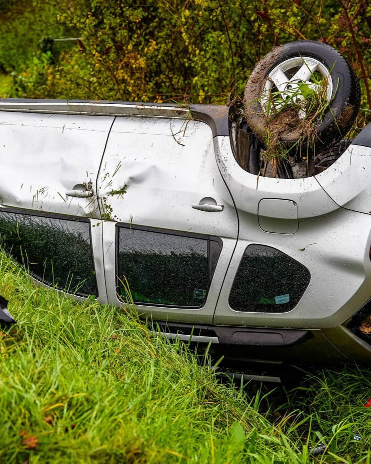 Auto meerdere keren over de kop - Omroep Gelderland