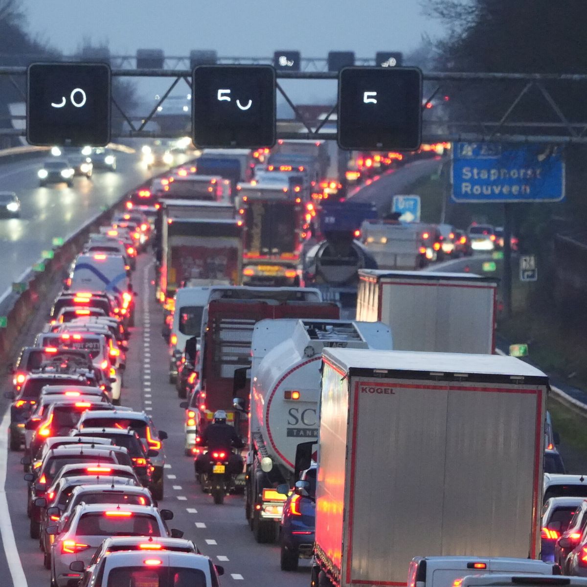 Ruim tien kilometer file op A28 richting Zwolle na ongeluk - RTV Drenthe