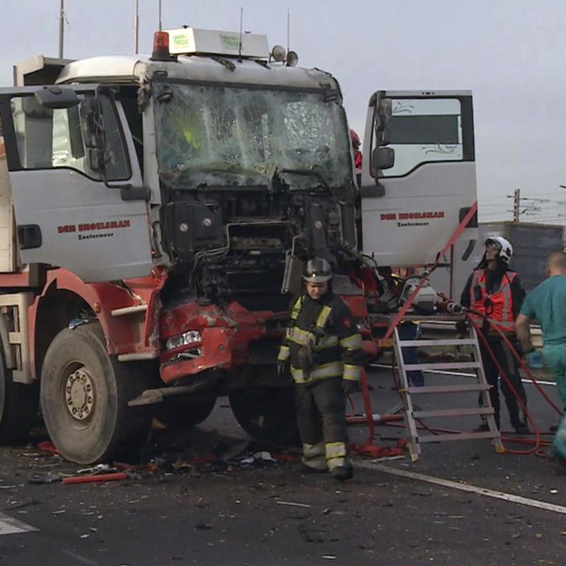 Vrachtwagenchauffeur overlijdt na ongeval A15 - Rijnmond