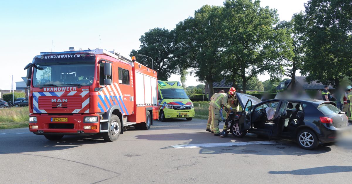 Auto's botsen frontaal op elkaar, kind en volwassene raken gewond - RTV Drenthe