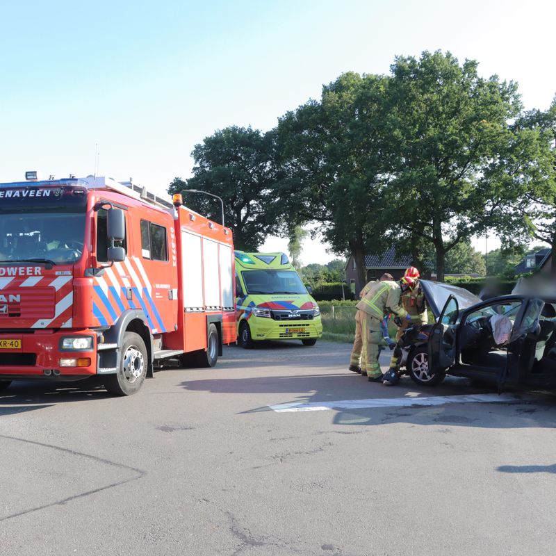 Auto's botsen frontaal op elkaar, kind en volwassene raken gewond - RTV Drenthe