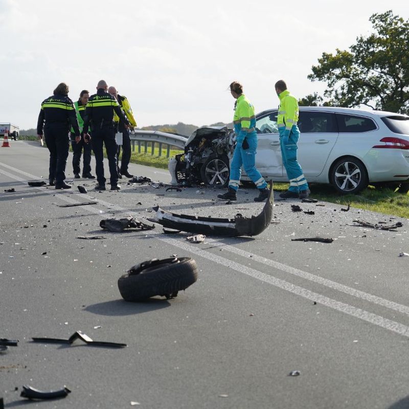 Twee gewonden bij frontale botsing op N853 bij Zandpol - RTV Drenthe
