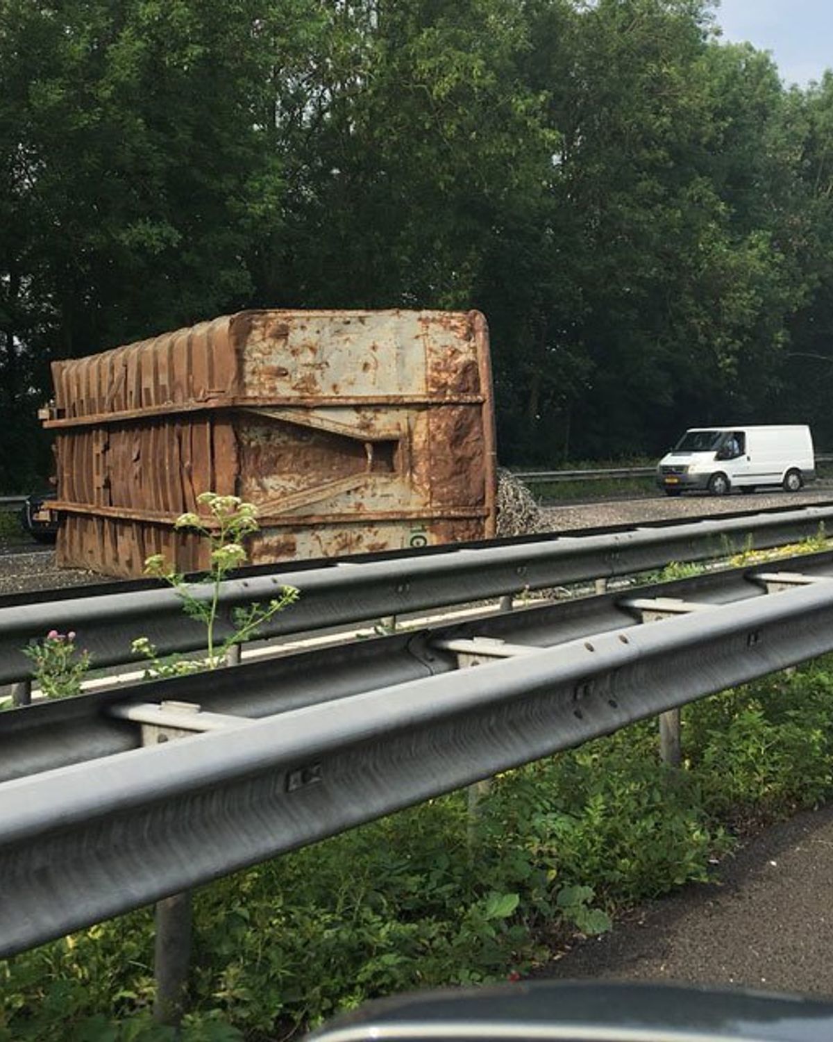 Problemen op A20 richting Gouda: lekke banden door schroot op de weg ...