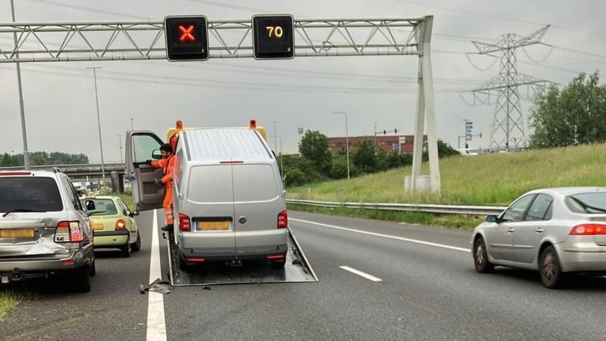Flinke vertraging op de A15 richting Rotterdam door groot ongeluk voorbij - Rijnmond