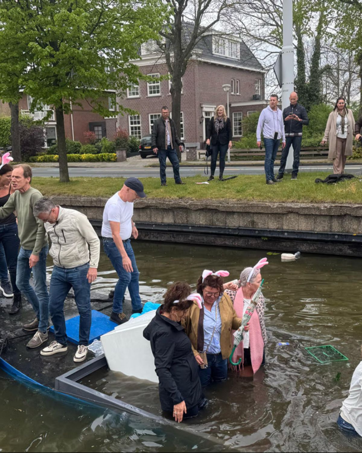 VIDEO: Schuit vol feestvierders zinkt, opvarenden halen allemaal nat ...