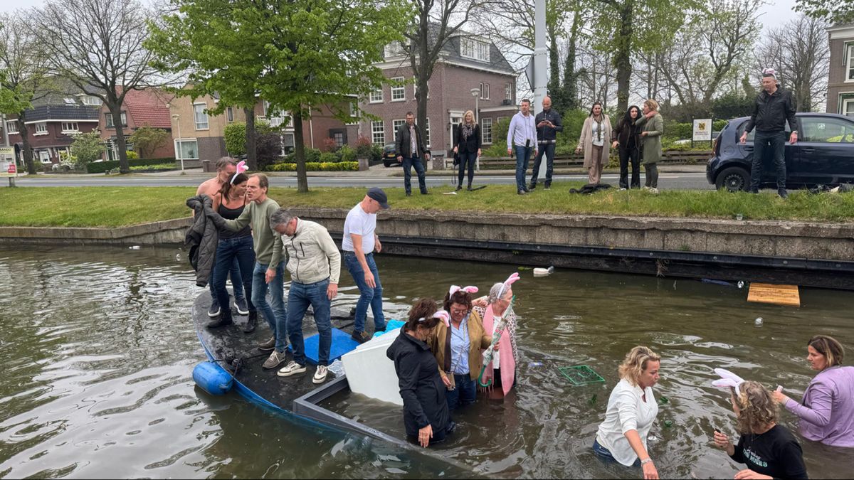 VIDEO: Schuit vol feestvierders zinkt, opvarenden halen allemaal nat ...