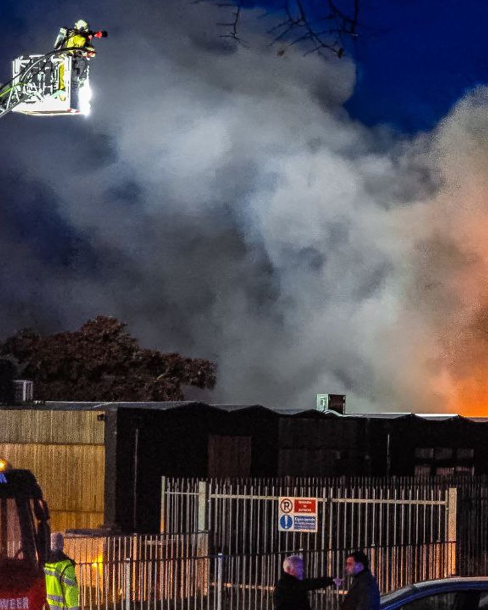 Grote brand bij bedrijfspand in Hengelo - Oost