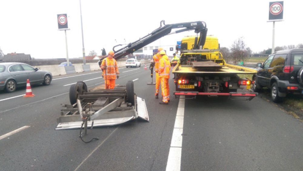 Aanhanger kantelt op A12; weg bezaaid met stalen rijplaten - Omroep ...