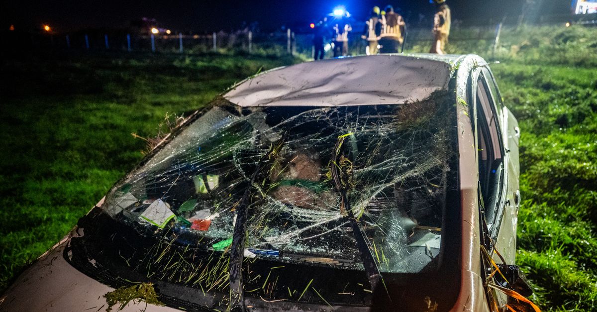 112-nieuws | Auto belandt op dak in weiland - Bomen waaien om - Omroep West