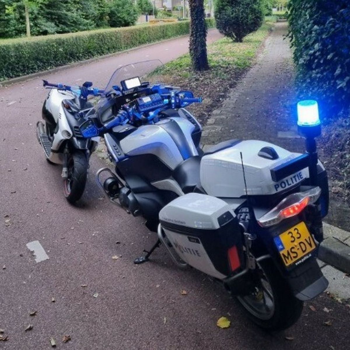 Brommerrijder met motoragent op de hielen rijdt meer dan 100 km/u door ...