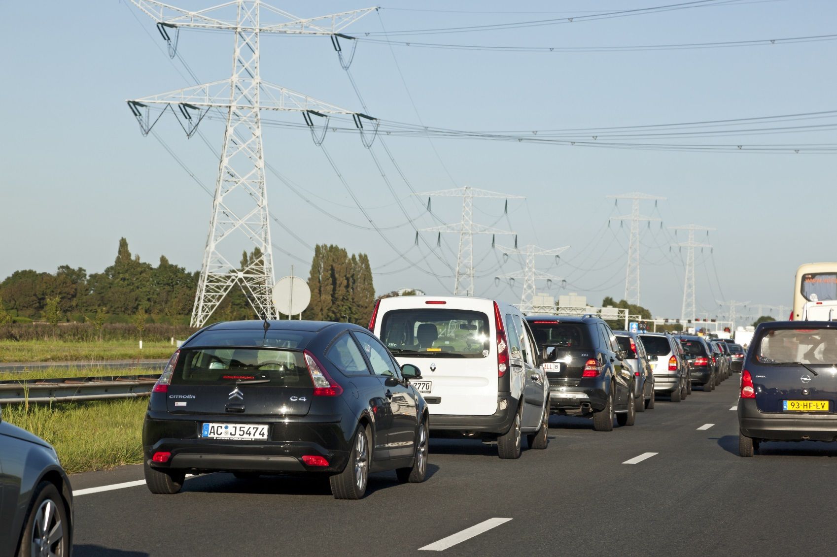 Gewonde na ongeluk met meerdere auto's op A2 bij Roosteren - L1 Nieuws