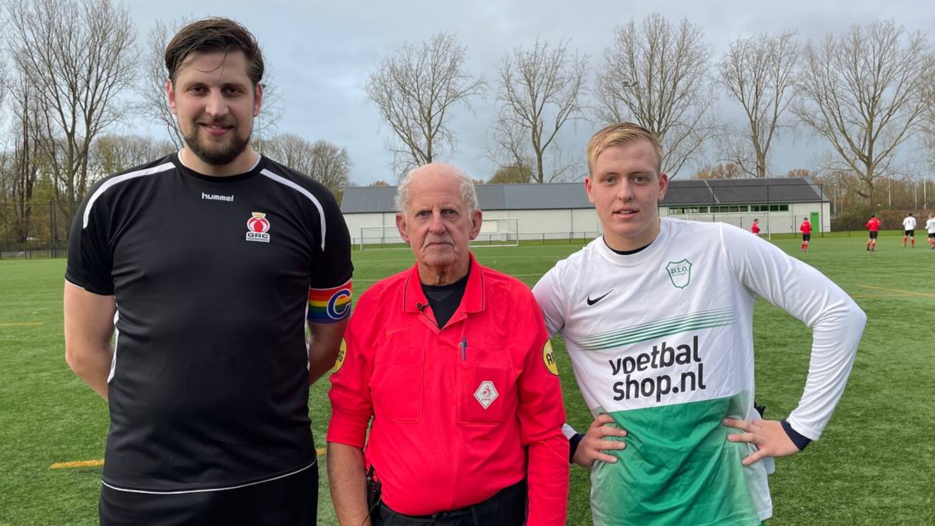 Scheidsrechter Ger (89) fluit al 50 jaar en denkt nog lang niet aan ...