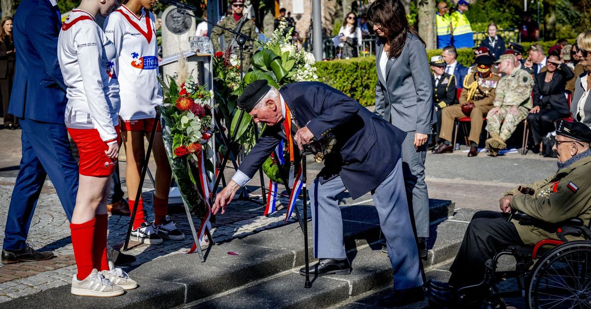 TERUGKIJKEN | De herdenking van Poolse militairen in Driel - Omroep ...