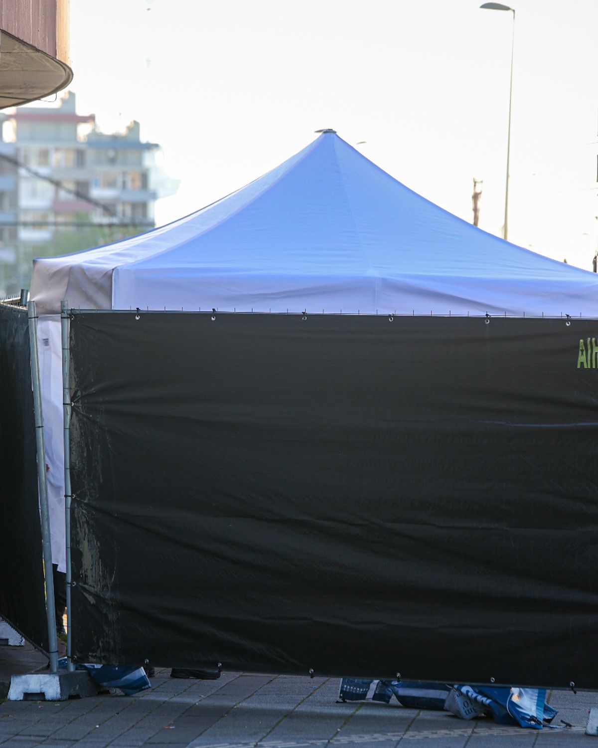 Man steekt man dood op metrostation en filmt dat, twaalf jaar cel en tbs - Rijnmond