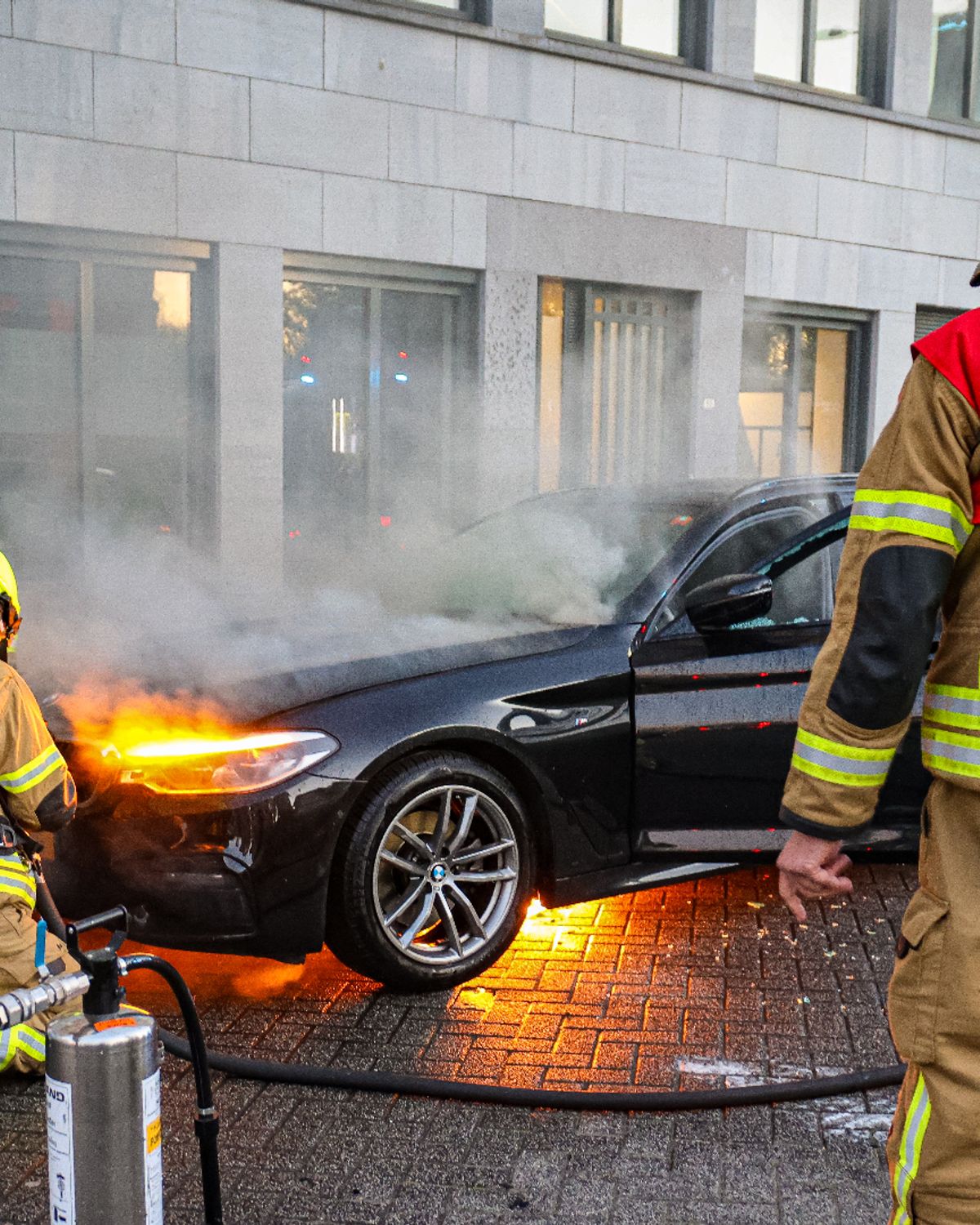Brand onder motorkap van auto, oorzaak onbekend | Automobilist onder ...