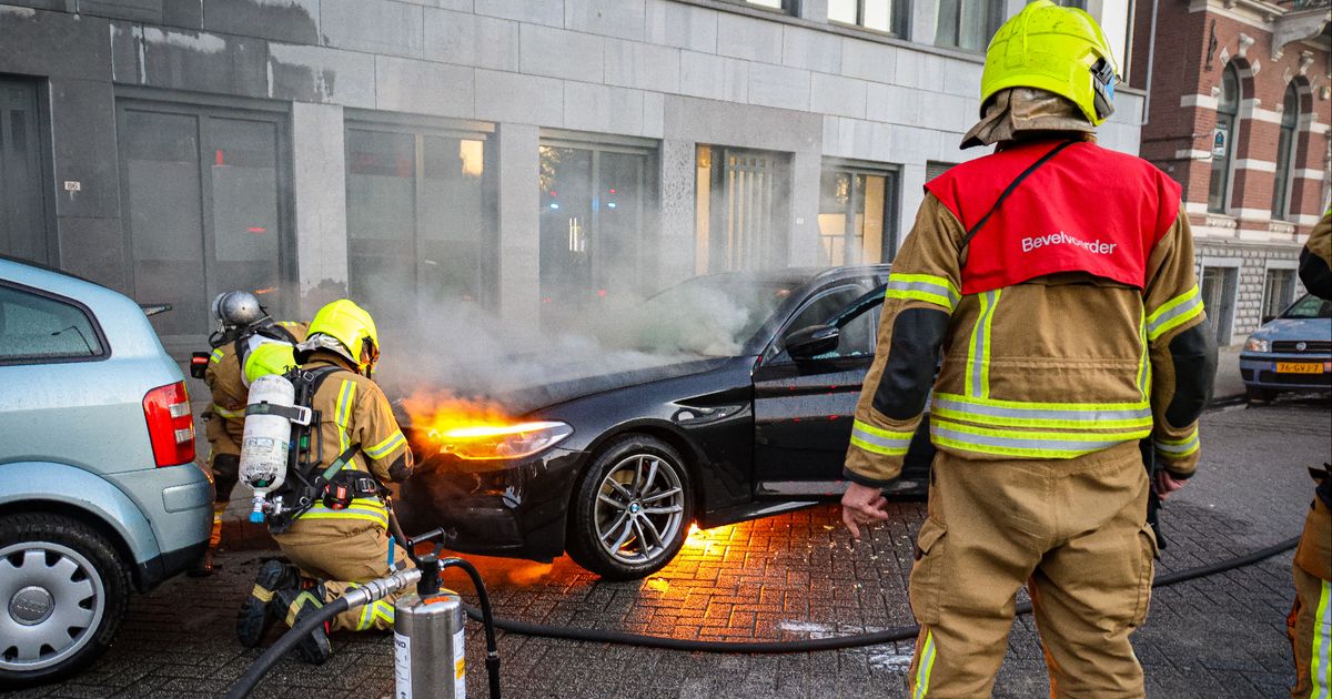 Brand onder motorkap van auto, oorzaak onbekend | Automobilist onder ...